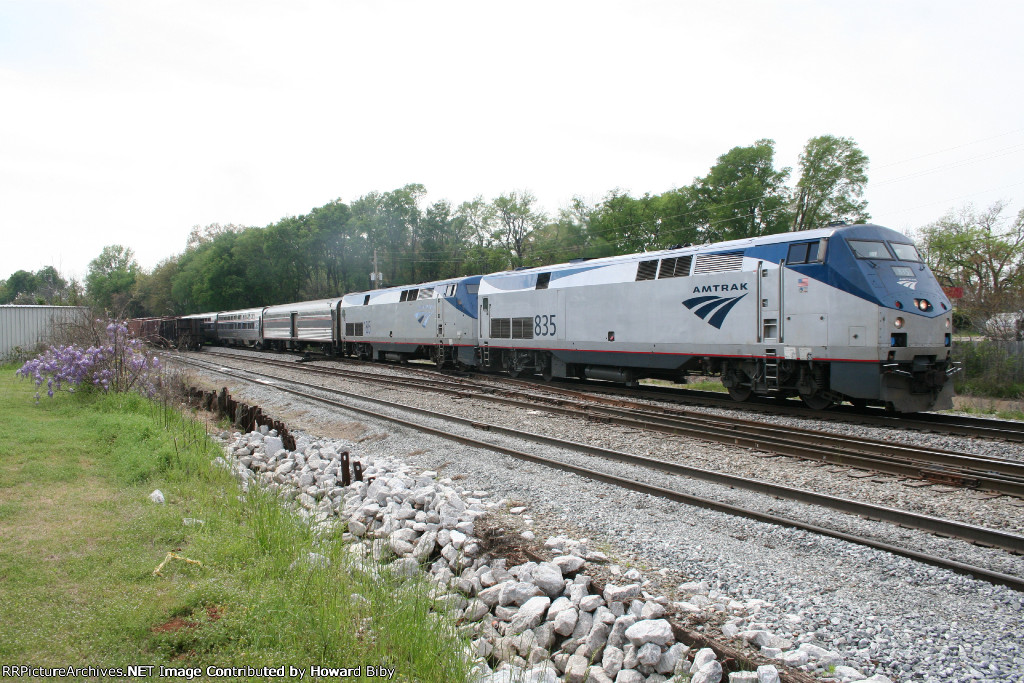 AMTK 835 and AMTK 185 lead a late northbound Cresent